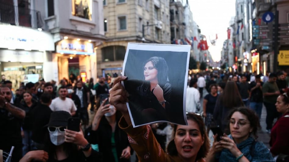 Iran Hijab Protest: ईरान में हिजाब के खिलाफ सड़कों पर उतरी महिलाओं को ...